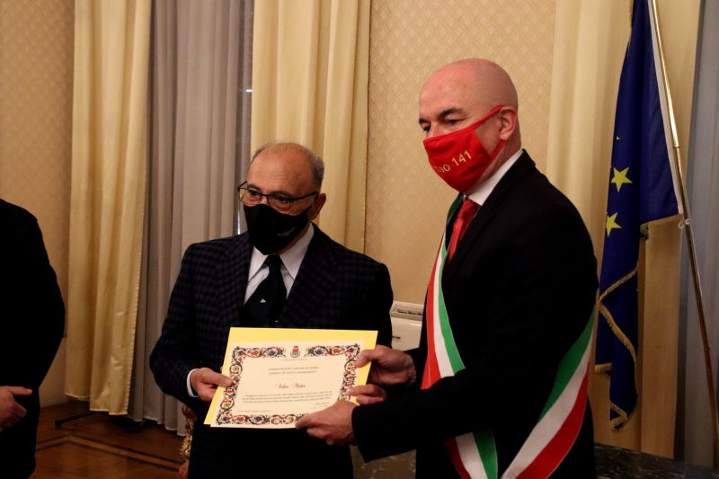 Salvetti consegna pergamene a Valli e Mattei Salvarono il mozzo ...