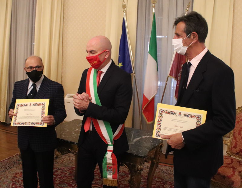 Salvetti consegna pergamene a Valli e Mattei Salvarono il mozzo ...