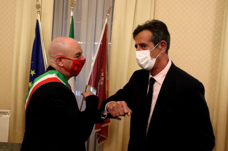 Salvetti consegna pergamene a Valli e Mattei Salvarono il mozzo ...