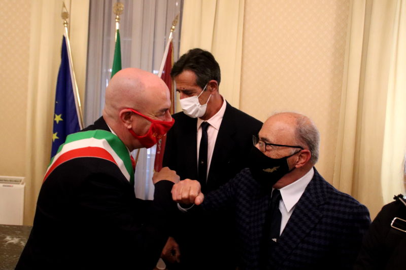 Salvetti consegna pergamene a Valli e Mattei Salvarono il mozzo ...