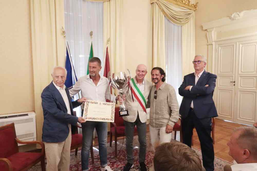 Salvetti consegna coppa e pergamena all'US Livorno per la promozione in ...