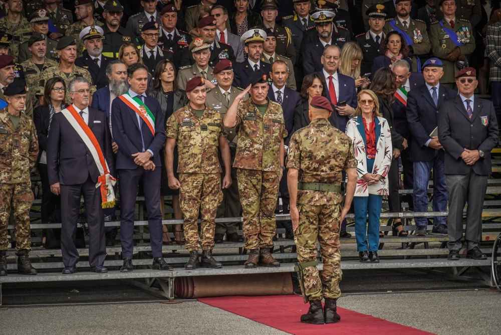 Il Comandante della Brigata Folgore Saluta gli ospiti in tribuna ...